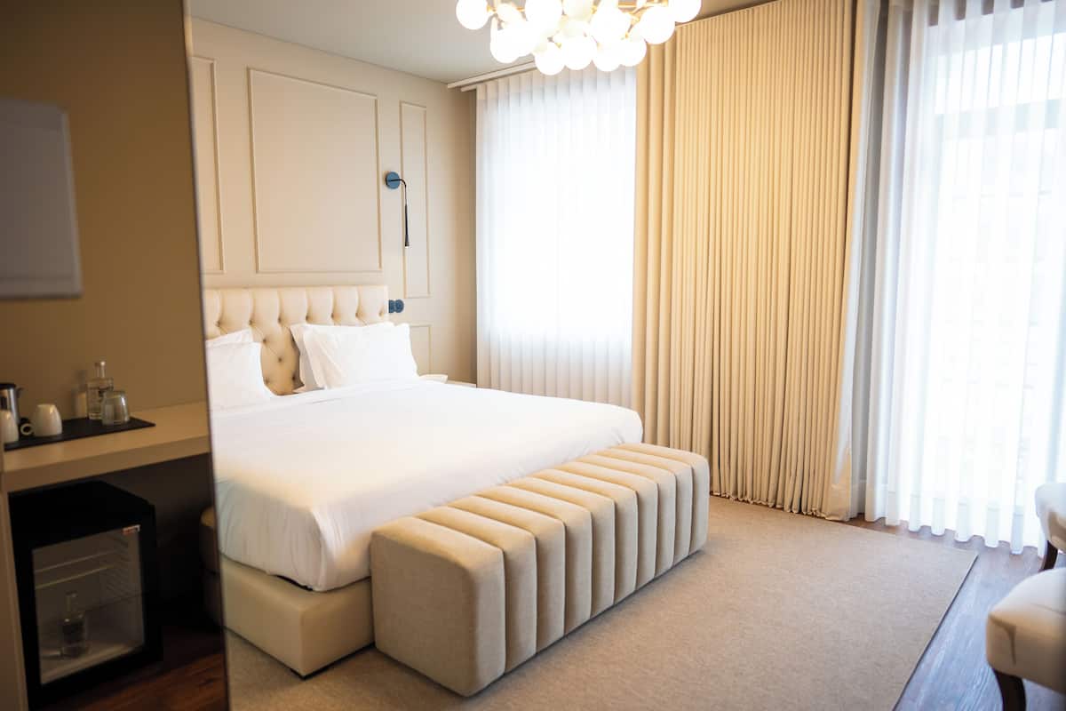 Quarto Deluxe | Minibar, secretária, secretária adequada para computadores portáteis