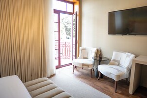 Quarto Deluxe | Minibar, secretária, secretária adequada para computadores portáteis 