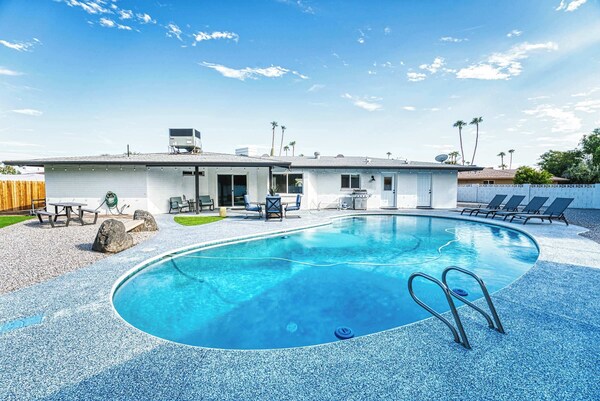 3br Sleeps 8 Pool Putting Green Bqq Large Island! - Scottsdale, AZ