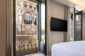 Quarto Premium, 1 cama king-size, não fumadores, Vista para a cidade (Corner) | Roupa de alta qualidade, minibar, cofre no quarto, secretária 