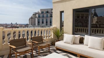 Suite Júnior, 1 cama king-size, não fumadores, terraço | Roupa de alta qualidade, minibar, cofre no quarto, secretária