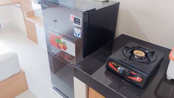 Estúdio | Cozinha privada | Um frigorífico, uma placa de cozinha, utensílios de cozinha