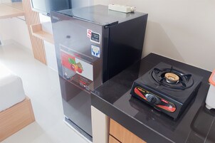 Estúdio | Cozinha privada | Um frigorífico, uma placa de cozinha, utensílios de cozinha 