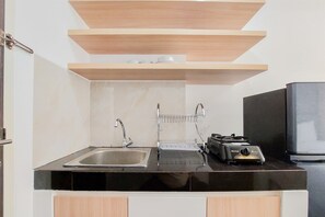 Estúdio | Cozinha privada | Um frigorífico, uma placa de cozinha, utensílios de cozinha 