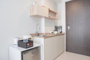 Estúdio | Cozinha privada | Um frigorífico, uma placa de cozinha, utensílios de cozinha