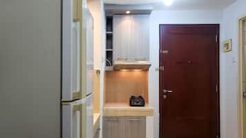 Estúdio | Cozinha privada | Um frigorífico, uma placa de cozinha, utensílios de cozinha