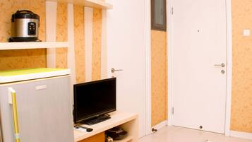 Apartamento, 2 quartos | Sala de estar | Televisor