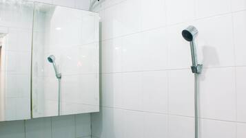 Apartamento, 2 quartos | Casa de banho | Um polibã, artigos de higiene pessoal grátis, toalhas fornecidas