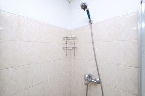 Apartamento, 1 quarto | Casa de banho | Um polibã, artigos de higiene pessoal grátis, toalhas fornecidas 