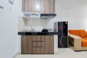Apartamento, 2 quartos | Cozinha privada | Um frigorífico, uma placa de cozinha, utensílios de cozinha 