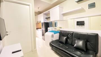 Apartamento, 1 quarto | Área de estar | TV