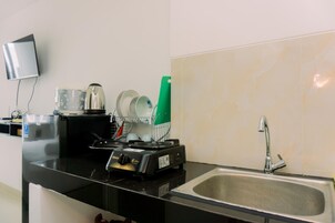 Estúdio | Cozinha privada | Um frigorífico, uma placa de cozinha, utensílios de cozinha 