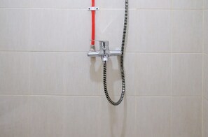 Apartamento, 2 quartos | Casa de banho | Um polibã, artigos de higiene pessoal grátis, toalhas fornecidas