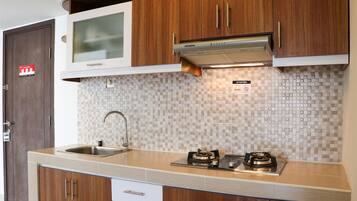 Apartamento, 1 quarto | Cozinha privada | Um frigorífico, uma placa de cozinha, utensílios de cozinha