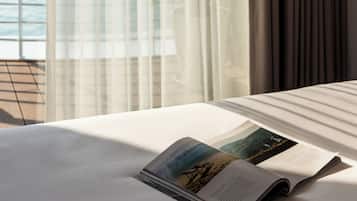Quarto (Sky Suite on the 3rd floor) | Frigobar, cofres nos quartos, escrivaninha