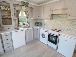 Geladeira, lava-louças, chaleira elétrica, torradeira