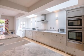 Um micro-ondas, um forno, uma placa de cozinha 