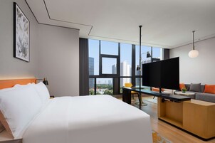 Quarto Deluxe, 1 cama king-size | Edredões de penas, camas de colchão Select Comfort, cofre no quarto 