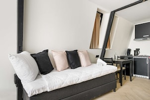 Estúdio Standard | Sala de estar | Televisor de ecrã plano de 46 polegadas com canais por cabo, televisor