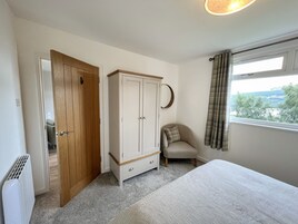 2 quartos, individualmente decorados, individualmente mobiliados