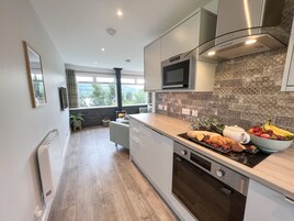 Geladeira, lava-louças, chaleira elétrica, torradeira