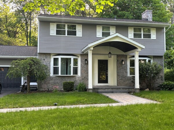 6 Min Drive To Downtown Or Track. Centrally Located Home With Scenic Backyard - Saratoga Springs, NY