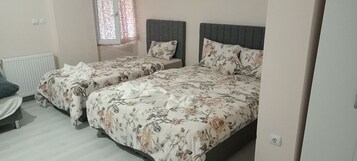 Quarto Clássico com Cama de Casal | Cofre no quarto, secretária