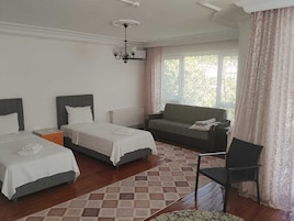 Apartamento família | Cofres nos quartos, escrivaninha, espaço de trabalho para notebook