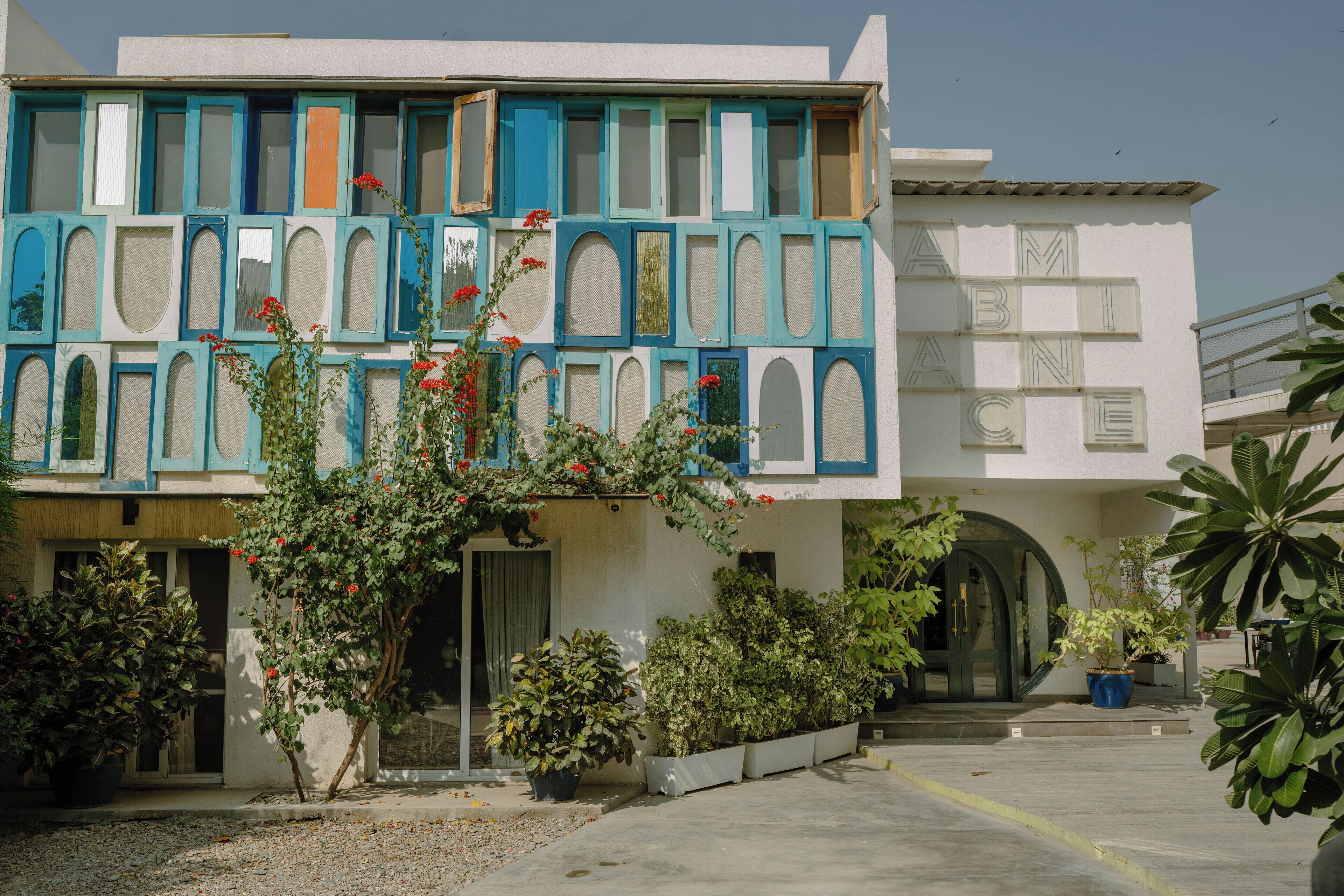 Fachada do alojamento (tarde/noite)