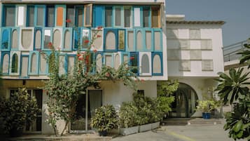 Fachada do alojamento (tarde/noite)