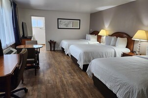 Quarto, várias camas, não fumadores | Roupa de alta qualidade, camas de colchão pillowtop, secretária 