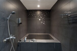 Quarto Familiar, várias camas, banheira de hidromassagem grande | Casa de banho | Um polibã, um secador de cabelo, chinelos, toalhas fornecidas 