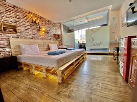 Quarto Duplo Romântico | Edredões de penas, minibar grátis, com decoração personalizada 