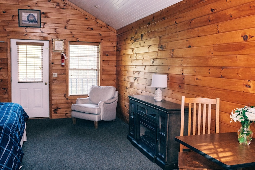 600 Sq. Ft Cabin With King Size Bed - Quiet Location, Close To Skiing - State of New York