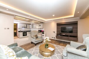 Camas com colchões pillow-top, espaço de trabalho para notebook