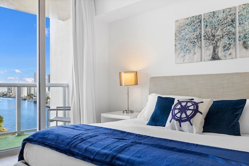 Lovely Spacious 1/1 Apt., Great Views Near Beach - Hallandale Beach, FL