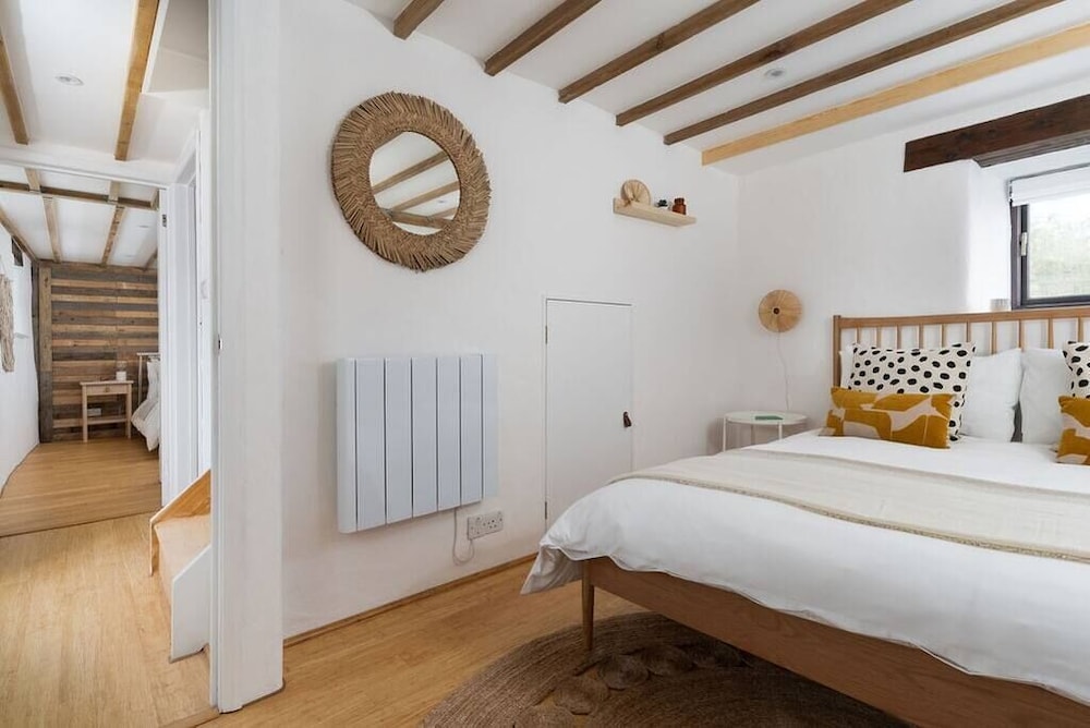 Cosy Barn, Walk To 3 Beaches - Porthcurno
