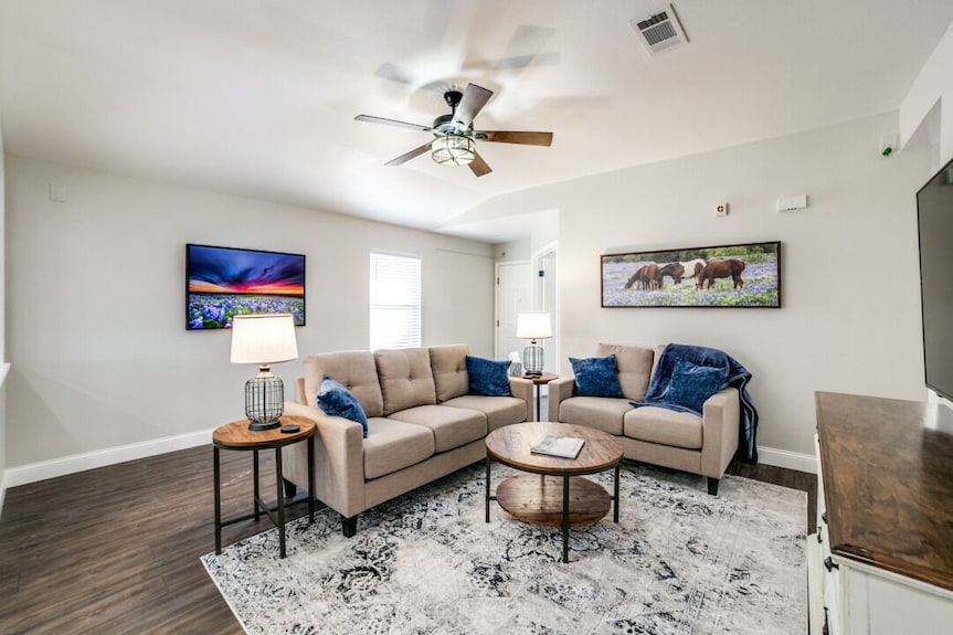 Cheerful 3 Bedroom With Hot Tub - Next To Sea World, Near Lackland Afb. - San Antonio