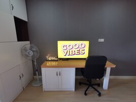 Suíte estúdio luxo | Escrivaninha, ferros/tábuas de passar roupa, Wi-Fi de cortesia