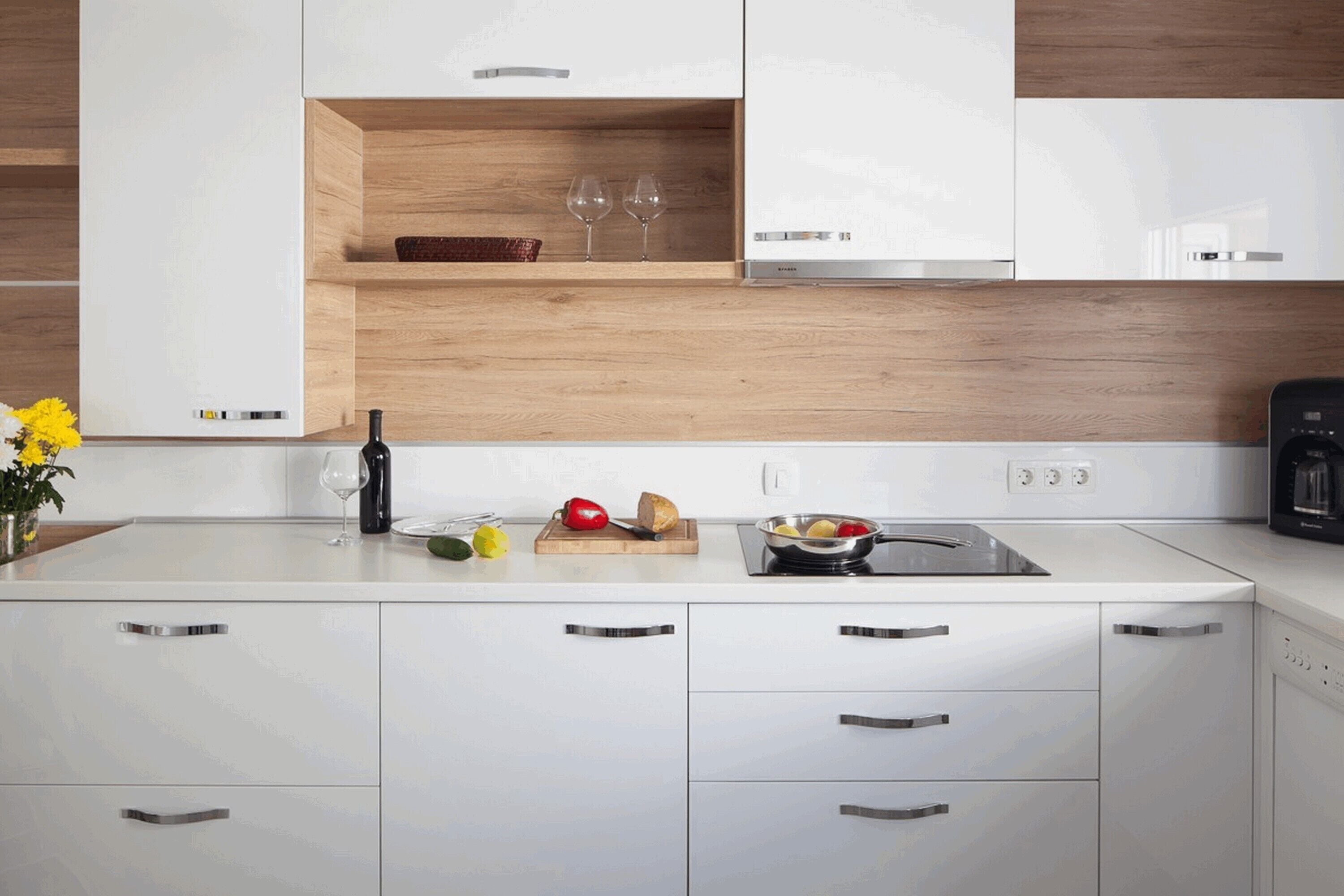 Family Apartment A1 | Cozinha privada | Um frigorífico, um micro-ondas, uma placa de cozinha 