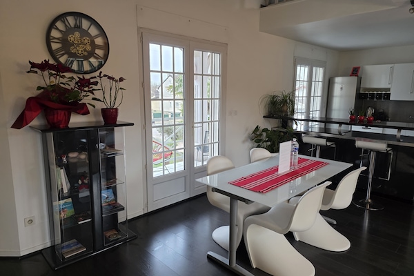 Apartamento Familiar | Sala de estar | Televisor de ecrã plano de 100 cm com canais digitais, televisor