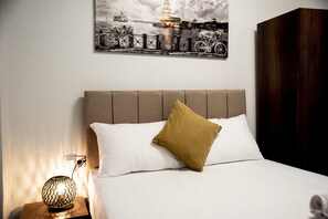 Roupa hipoalergénica, minibar, secretária 