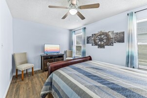 Casa família, 3 quartos, sacada, vista para a praia | Área de estar | Smart TV 50 polegadas com canais a cabo, TV