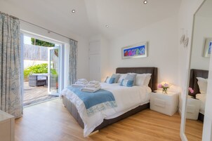 2 quartos, com decoração personalizada, com mobília individualizada 