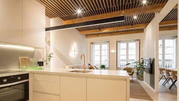 Apartamento, 1 quarto | Cozinha privada | Um frigorífico/congelador grande, um micro-ondas, um forno