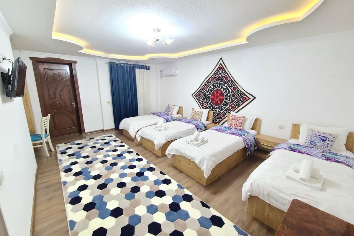 Quarto quádruplo standard | 1 quarto, camas Select Comfort, Wi-Fi de cortesia, roupa de cama