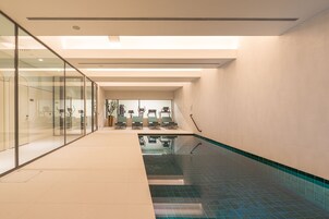 Piscina interior, piscina exterior, espreguiçadeiras 