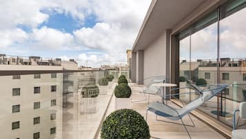 Dúplex, vista para a piscina | 1 quarto, minibar, cofre no quarto, secretária