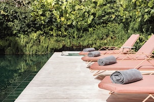 Piscina interior, piscina exterior, espreguiçadeiras