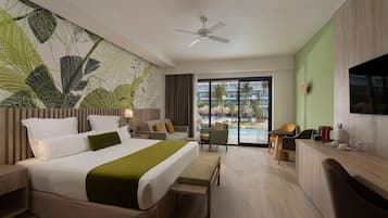 Quarto Duplo Júnior, acesso à piscina, vista para o jardim | Minibar grátis, cofre com capacidade para portátil, secretária